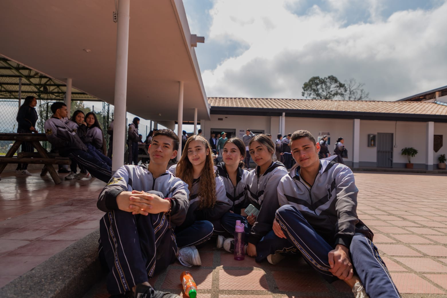 Salones, portería y otros espacios de la I. E. Bernardo Uribe Londoño ...
