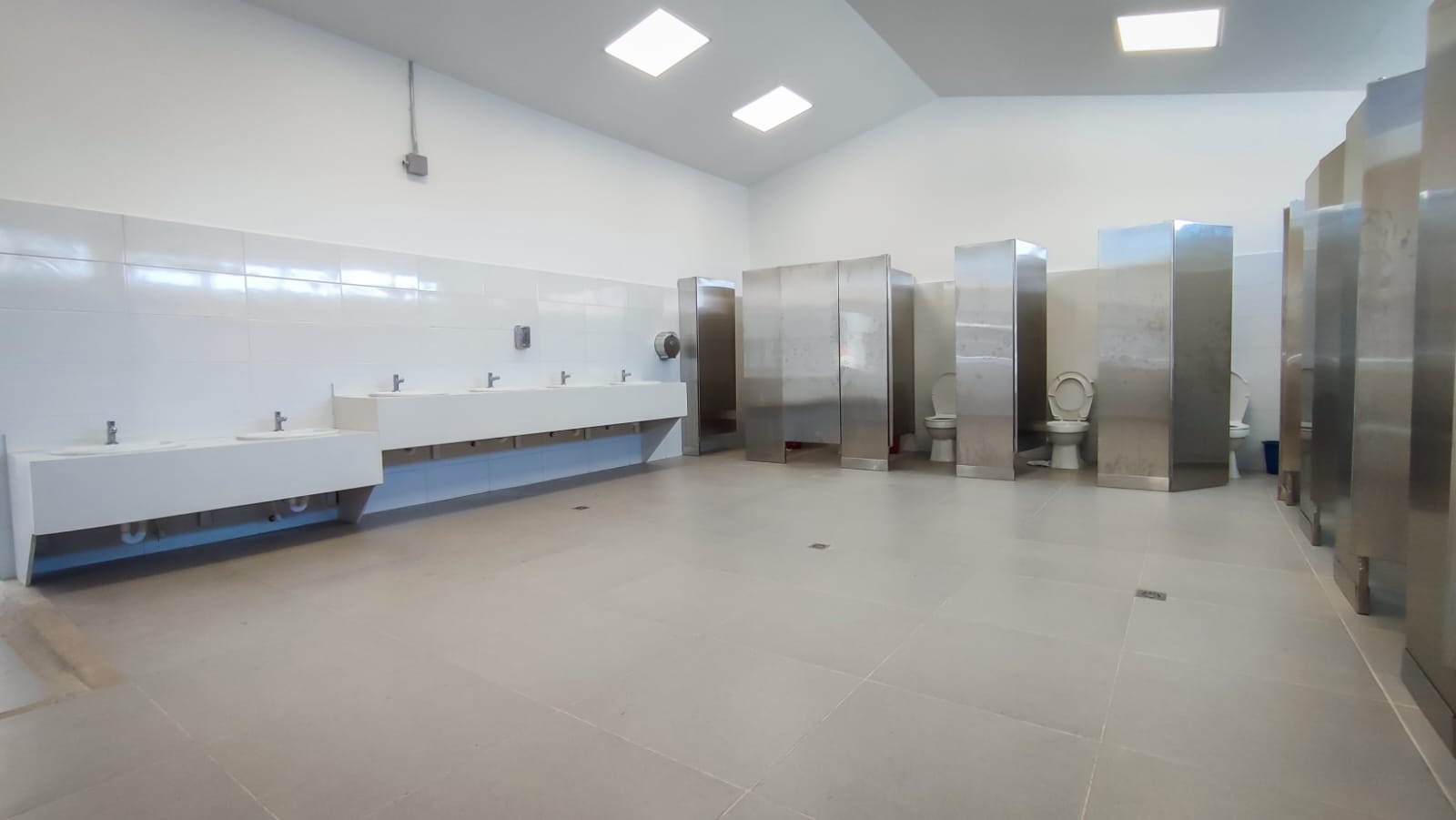 Salones, portería y otros espacios de la I. E. Bernardo Uribe Londoño ...