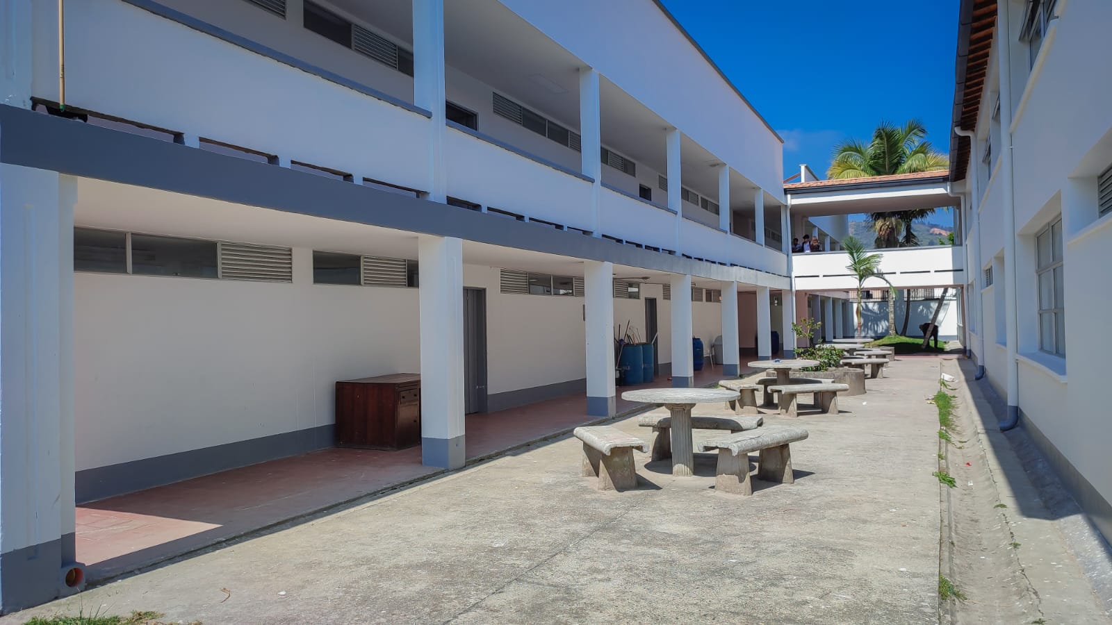 Salones, portería y otros espacios de la I. E. Bernardo Uribe Londoño ...