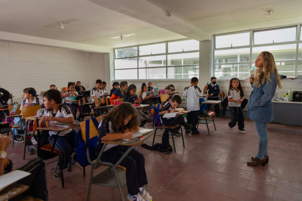 Salones, portería y otros espacios de la I. E. Bernardo Uribe Londoño ...