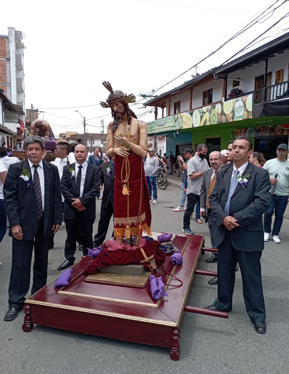 Omar Tabares, 37 años cargando en sus hombros la imagen de Jesús de ...