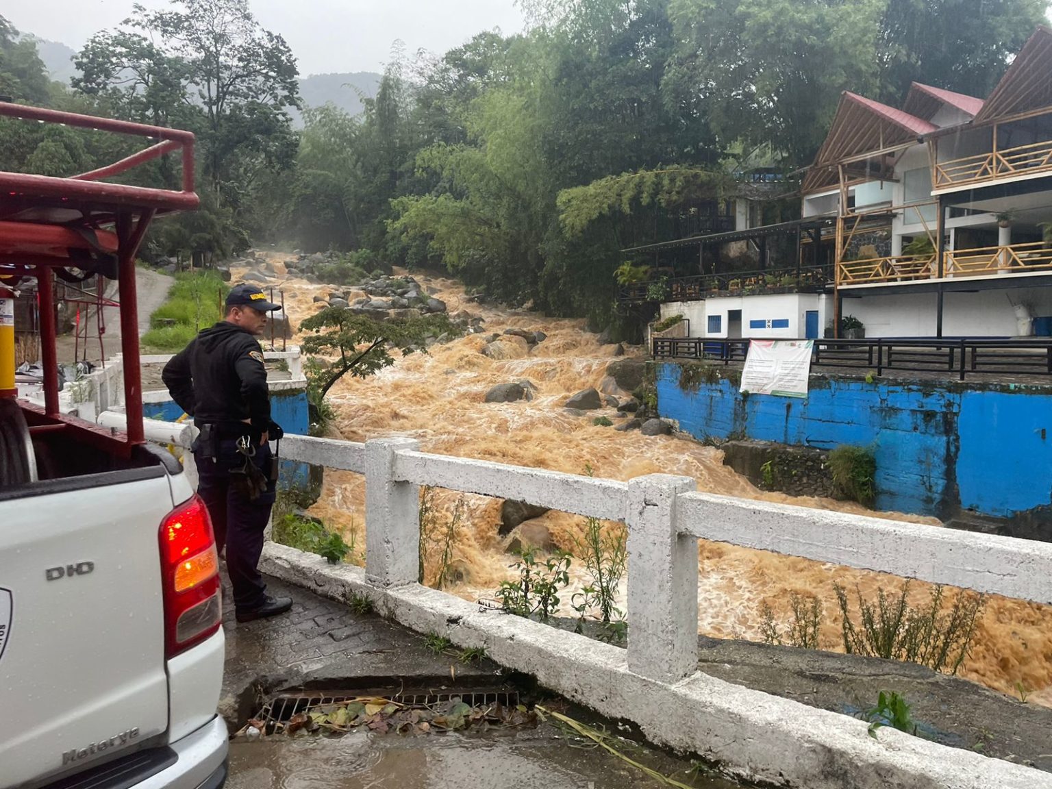 ¡Impactante! Emergencia invernal en Cocorná: así está la quebrada La ...