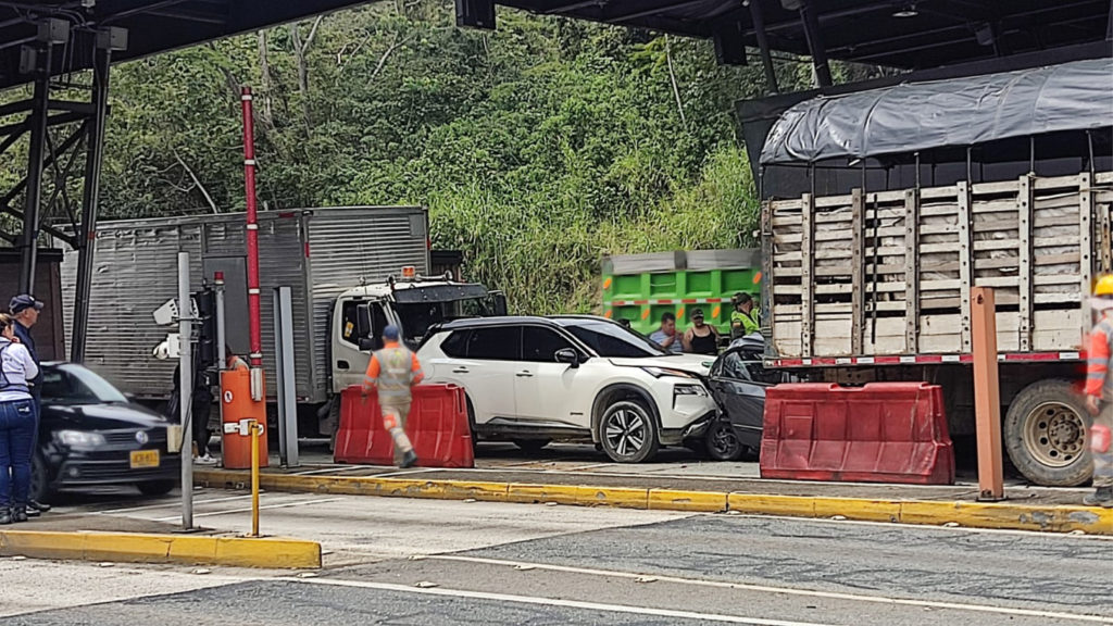 En imágenes: choque múltiple en el peaje de Copacabana | MiOriente