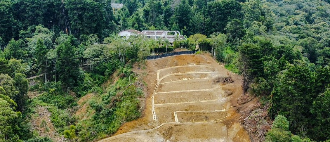 Autoridades investigan 18 construcciones ilegales que habrían propiciado el derrumbe en la vía ...